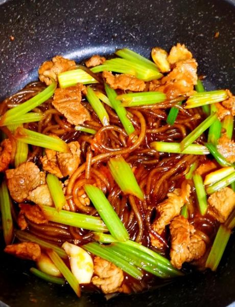 芹菜炒粉条怎么炒不粘锅_芹菜炒粉条的家常做法-第1张图片-山城妙识 芹菜炒粉条怎么炒不粘锅_芹菜炒粉条的家常做法-第1张图片-山城妙识