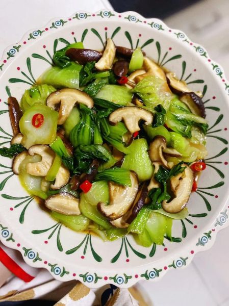 香菇油菜怎么做好吃又好看_香菇油菜摆盘技巧-第1张图片-山城妙识