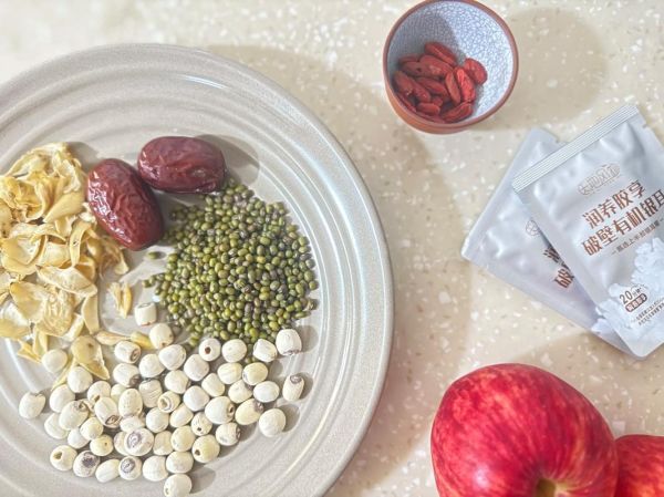 红枣银耳莲子粥怎么做_莲子粥要泡多久-第1张图片-山城妙识 红枣银耳莲子粥怎么做_莲子粥要泡多久-第1张图片-山城妙识