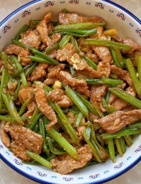 芹菜炒肉图片大全_芹菜炒肉怎么做才嫩-第1张图片-山城妙识 芹菜炒肉图片大全_芹菜炒肉怎么做才嫩-第1张图片-山城妙识