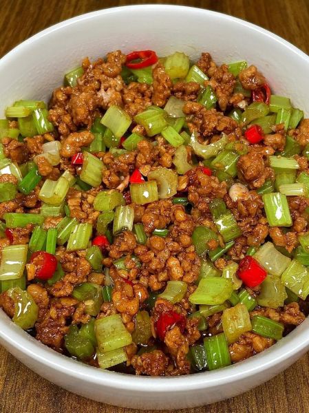 芹菜炒肉图片大全_芹菜炒肉怎么做才嫩-第3张图片-山城妙识 芹菜炒肉图片大全_芹菜炒肉怎么做才嫩-第3张图片-山城妙识