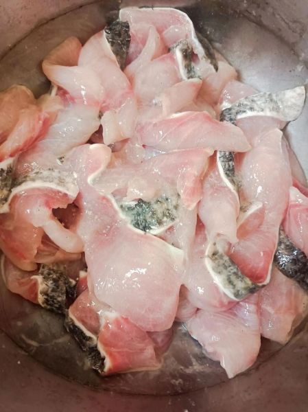 酸菜鱼鱼片嫩滑不碎怎么做_鱼片怎么腌制才嫩-第2张图片-山城妙识 酸菜鱼鱼片嫩滑不碎怎么做_鱼片怎么腌制才嫩-第2张图片-山城妙识