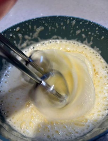 蛋清打的奶油怎样能吃_蛋清奶油安全吃法-第1张图片-山城妙识