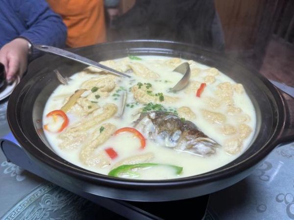 炖鱼头汤用热水还是冷水_鱼头汤去腥技巧-第1张图片-山城妙识