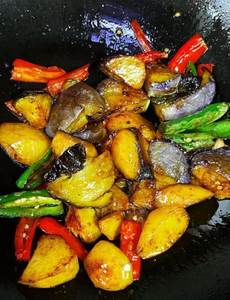 家常茄子烧土豆怎么做_茄子烧土豆需要焯水吗-第1张图片-山城妙识