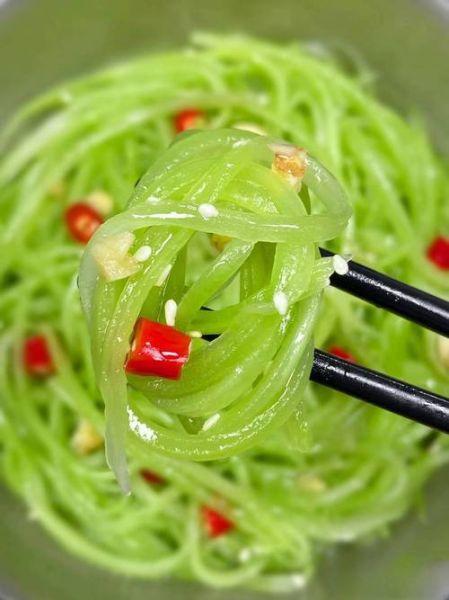 凉拌莴笋丝怎么做_凉拌莴笋丝要不要焯水-第1张图片-山城妙识 凉拌莴笋丝怎么做_凉拌莴笋丝要不要焯水-第1张图片-山城妙识