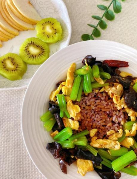 芹菜木耳炒鸡蛋怎么做_芹菜木耳炒鸡蛋的营养价值-第1张图片-山城妙识