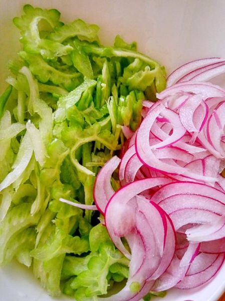 洋葱拌苦瓜怎么做_洋葱拌苦瓜能减肥吗-第1张图片-山城妙识 洋葱拌苦瓜怎么做_洋葱拌苦瓜能减肥吗-第1张图片-山城妙识