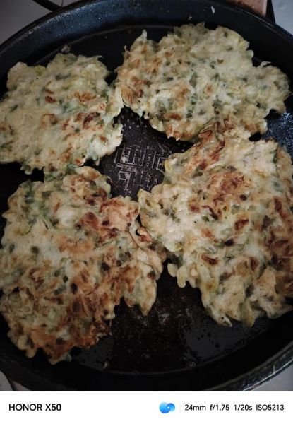 槐花饼槐花要焯水吗_槐花饼焯水正确做法-第2张图片-山城妙识