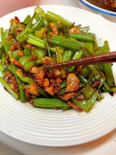 芹菜和什么菜搭配好吃_芹菜炒什么最香-第2张图片-山城妙识