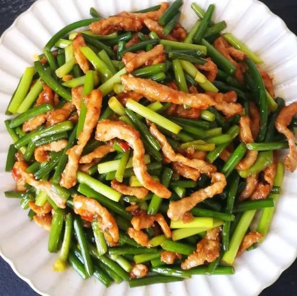 肉丝炒蒜苔怎么炒好吃_蒜苔炒肉要不要焯水-第2张图片-山城妙识