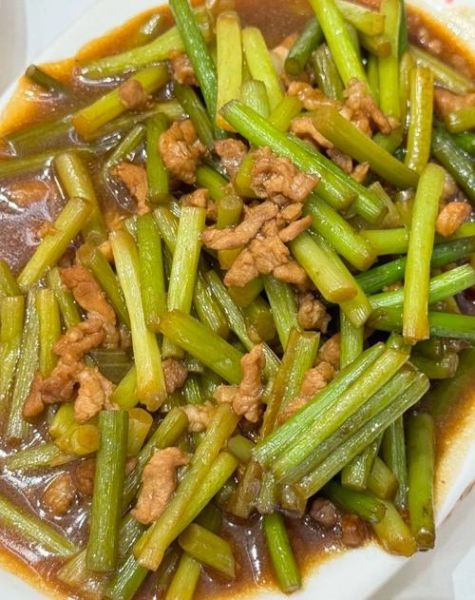 肉丝炒蒜苔怎么炒好吃_蒜苔炒肉要不要焯水-第1张图片-山城妙识