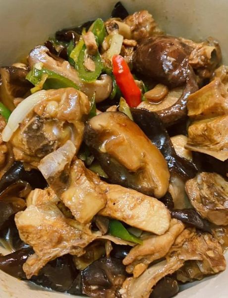 香菇炖鸡还用焯水吗_焯水对口感影响大吗-第1张图片-山城妙识 香菇炖鸡还用焯水吗_焯水对口感影响大吗-第1张图片-山城妙识