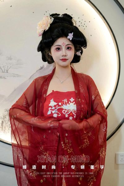 梳云掠月是什么意思_梳云掠月出自哪里-第3张图片-山城妙识