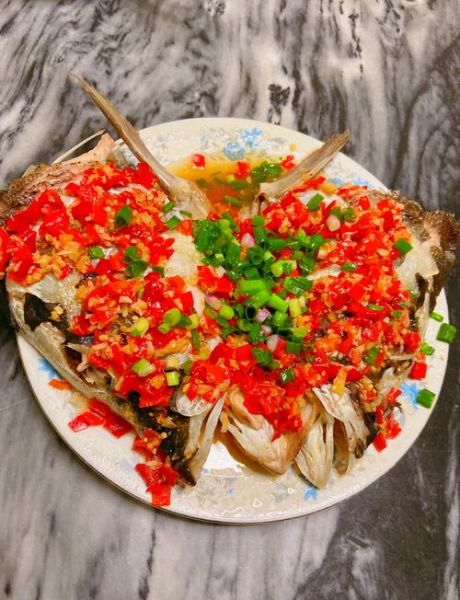 剁椒花鲢鱼头怎么做_剁椒花鲢鱼头最正宗的做法-第1张图片-山城妙识