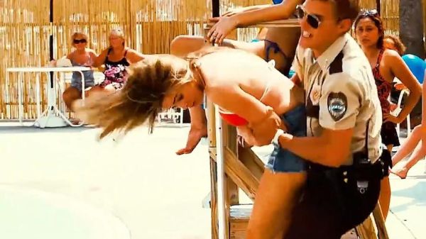 食人鱼电视剧哪里看_食人鱼电视剧剧情解析-第1张图片-山城妙识