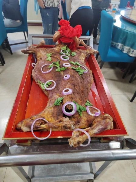 新疆烤全羊怎么做_新疆烤全羊哪里最正宗-第3张图片-山城妙识