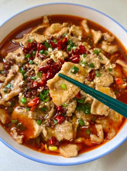 水煮肉片用什么配菜最好吃_正宗水煮肉片打底菜有哪些-第1张图片-山城妙识 水煮肉片用什么配菜最好吃_正宗水煮肉片打底菜有哪些-第1张图片-山城妙识