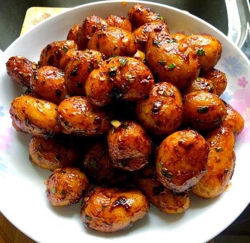 红烧小土豆怎么做好吃_红烧小土豆的家常做法-第1张图片-山城妙识