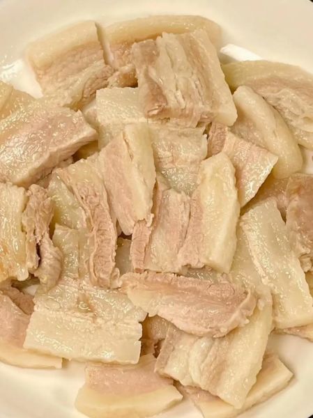 蒜泥白肉是什么肉_蒜泥白肉用哪个部位-第1张图片-山城妙识 蒜泥白肉是什么肉_蒜泥白肉用哪个部位-第1张图片-山城妙识