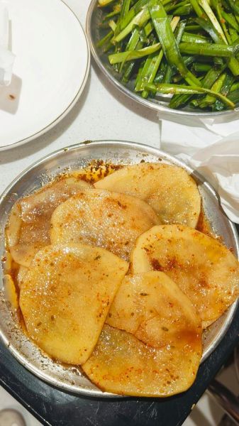 铁板土豆路边摊怎么做_铁板土豆做法教程-第1张图片-山城妙识 铁板土豆路边摊怎么做_铁板土豆做法教程-第1张图片-山城妙识