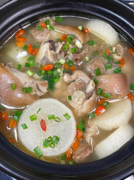 蹄膀汤里放什么好吃_蹄膀汤加什么食材更香-第1张图片-山城妙识