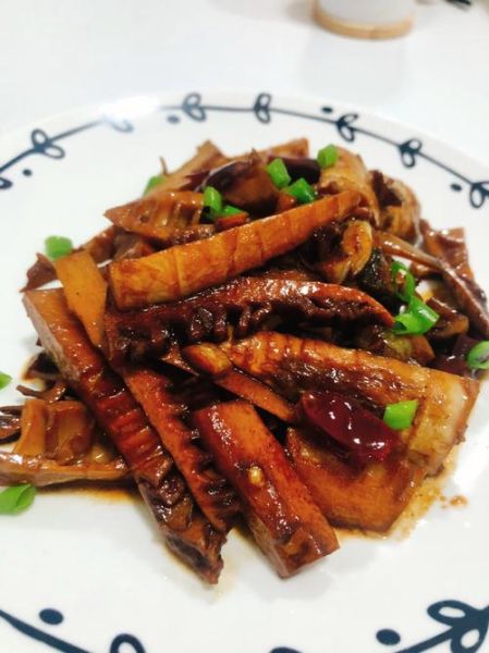 油焖春笋怎么做才入味_油焖春笋要不要焯水-第2张图片-山城妙识