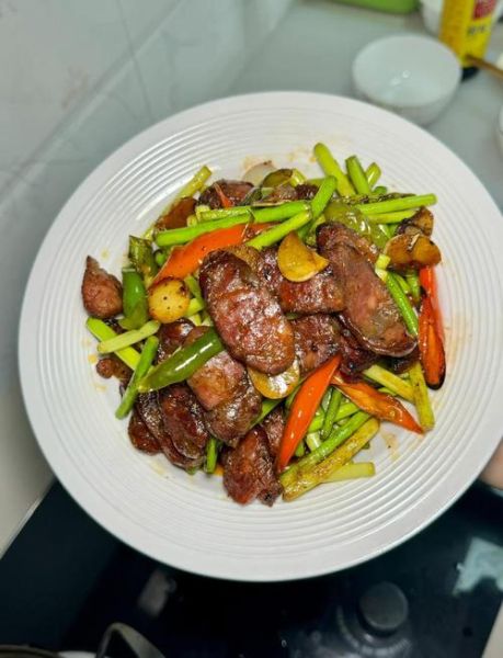 蒜苔炒香肠怎么做_蒜苔炒香肠需要焯水吗-第2张图片-山城妙识