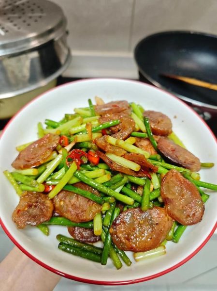 蒜苔炒香肠怎么做_蒜苔炒香肠需要焯水吗-第1张图片-山城妙识