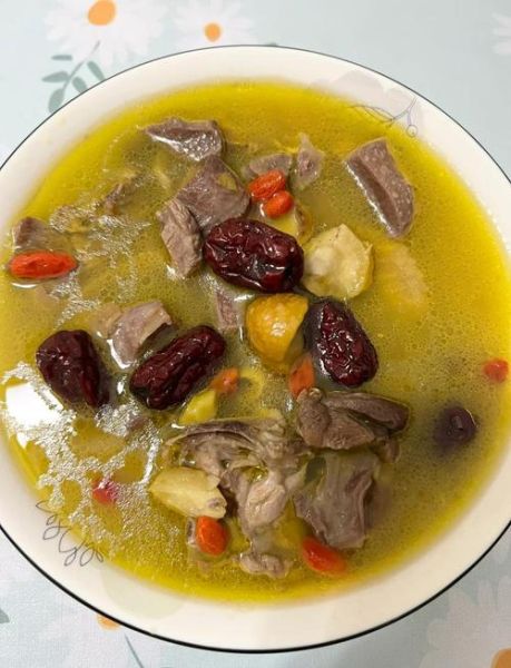 又浓又黄的板栗鸡汤怎么炖_为什么汤色金黄-第1张图片-山城妙识 又浓又黄的板栗鸡汤怎么炖_为什么汤色金黄-第1张图片-山城妙识