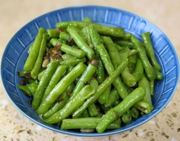 新鲜豇豆怎么炒好吃_豇豆炒之前要不要焯水-第1张图片-山城妙识