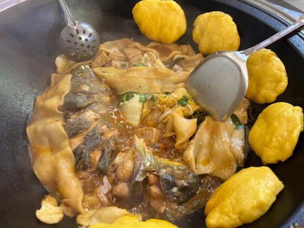 铁锅炖鲤鱼怎么做_家常铁锅炖鲤鱼的做法窍门-第1张图片-山城妙识