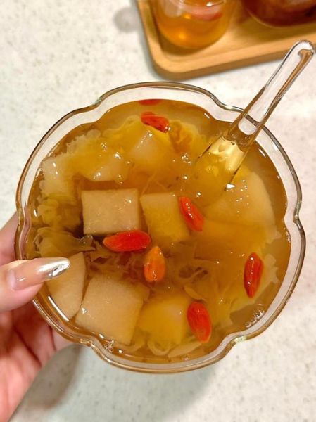 小吊梨汤怎么做_小吊梨汤的功效与禁忌-第1张图片-山城妙识 小吊梨汤怎么做_小吊梨汤的功效与禁忌-第1张图片-山城妙识