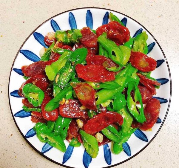 青椒炒腊肠怎么做_腊肠炒青椒需要焯水吗-第3张图片-山城妙识 青椒炒腊肠怎么做_腊肠炒青椒需要焯水吗-第3张图片-山城妙识