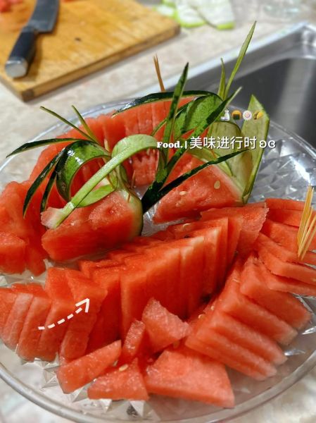 西瓜果盘花样制作方法_西瓜怎么切好看又简单-第2张图片-山城妙识 西瓜果盘花样制作方法_西瓜怎么切好看又简单-第2张图片-山城妙识