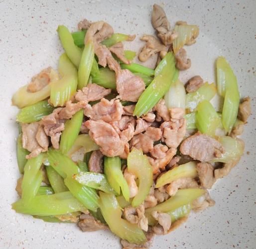 西芹炒肉怎么炒才脆嫩_正宗做法步骤-第1张图片-山城妙识