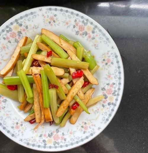 香干芹菜怎么炒好吃_香干芹菜热量高吗-第3张图片-山城妙识