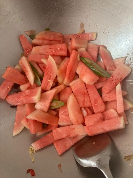 西瓜皮炒肉怎么做_西瓜皮炒肉的家常做法-第1张图片-山城妙识