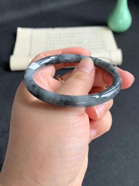 乌鸡种翡翠值钱吗_乌鸡种翡翠怎么挑选-第2张图片-山城妙识