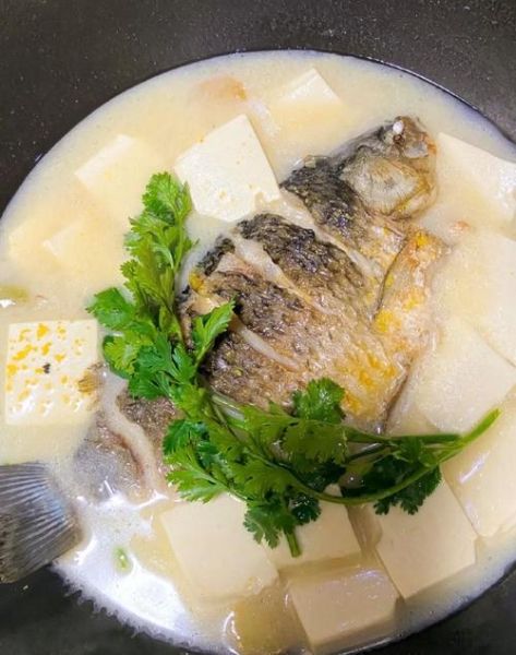 奶白鲫鱼豆腐汤的做法_鲫鱼汤怎么炖不腥-第1张图片-山城妙识