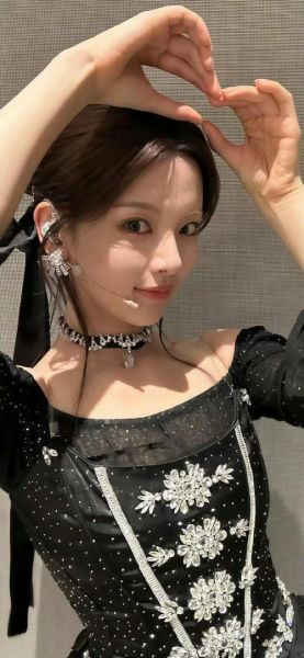 锦鲤图片杨超越_杨超越锦鲤壁纸哪里找-第2张图片-山城妙识