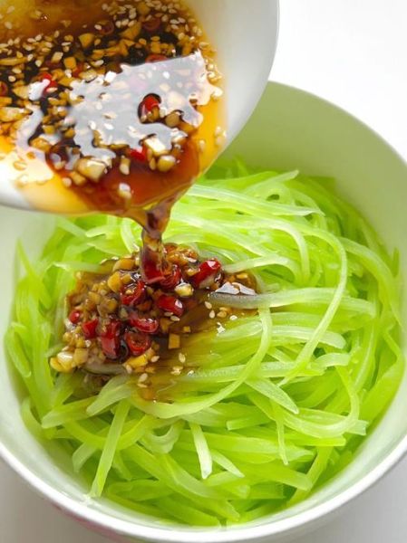 凉拌莴笋需要焯水吗_莴笋焯水多久口感最好-第1张图片-山城妙识