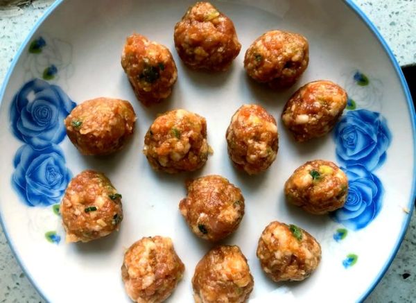 猪肉丸子怎么做_家庭自制猪肉丸子做法-第3张图片-山城妙识 猪肉丸子怎么做_家庭自制猪肉丸子做法-第3张图片-山城妙识