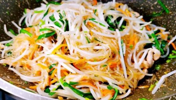 韭菜豆芽炒粉条怎么做_韭菜豆芽炒粉条的家常做法-第3张图片-山城妙识