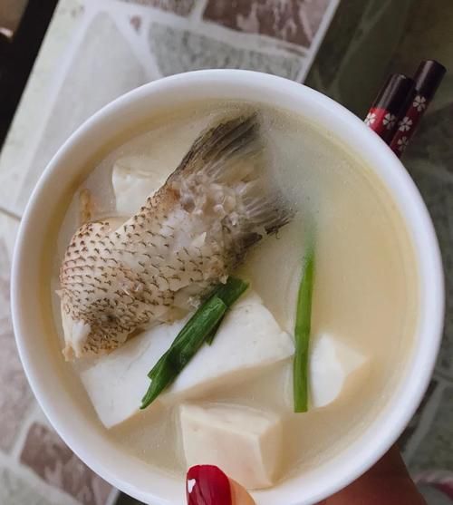 罗非鱼奶白色鱼汤怎么做_鱼汤不腥的秘诀-第1张图片-山城妙识
