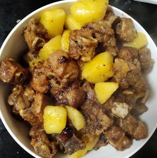 家常土豆烧排骨怎么做_土豆烧排骨先焯水还是直接炒-第1张图片-山城妙识