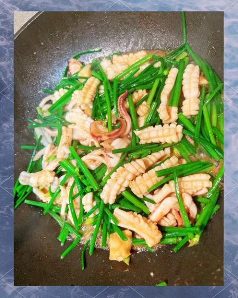 鱿鱼炒韭菜怎么炒才嫩_鱿鱼炒韭菜的家常做法-第2张图片-山城妙识