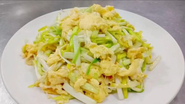 蒜黄炒鸡蛋怎么炒好吃_蒜黄炒鸡蛋的正宗做法-第3张图片-山城妙识