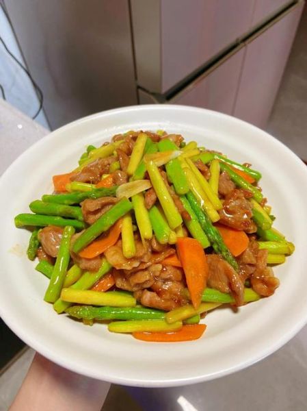 芦笋炒肉怎么炒才嫩_芦笋炒肉焯水还是不焯水-第2张图片-山城妙识