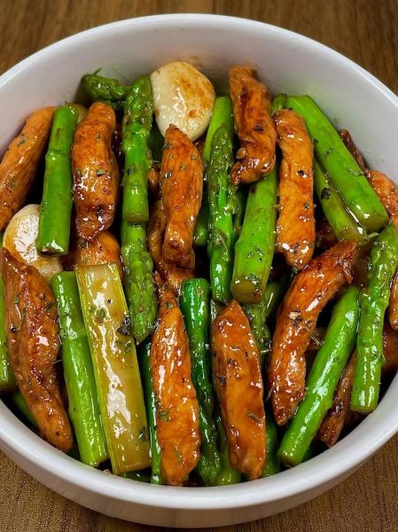 芦笋炒肉怎么炒才嫩_芦笋炒肉焯水还是不焯水-第3张图片-山城妙识